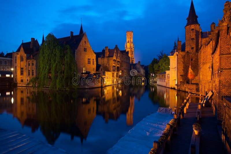 De Oude Stad Van Brugge Bij Nacht Stock Foto - Image of vlaanderen ...
