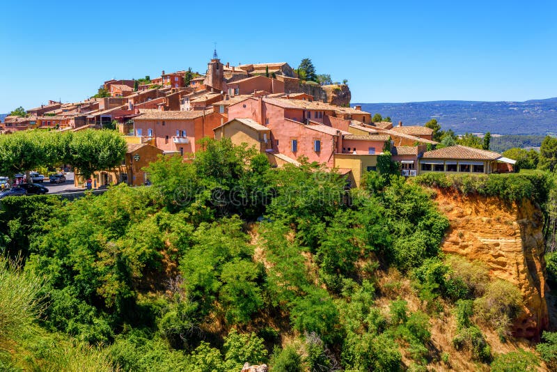 De Oude Stad Van Roussillon En De Oker Rode Klippen, De Provence ...