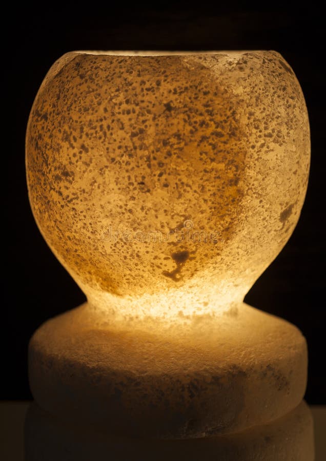 De Overladen Lamp Van Het Rotszout Op Zwarte Achtergrond Stock ...