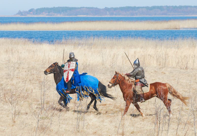 Groene ridder op een paard redactionele fotografie. Image of ridder ...