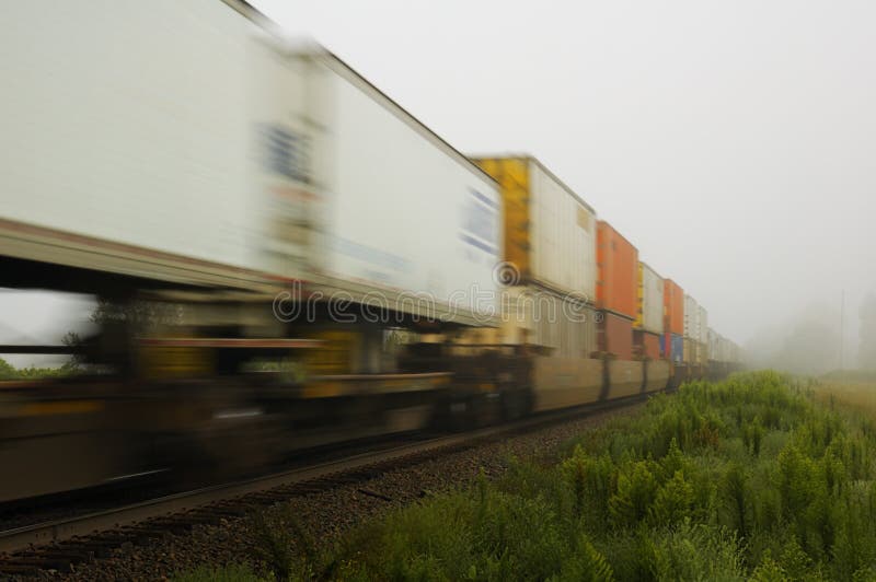 De Passen Van De Goederentrein Langs in Mist Stock Afbeelding - Image ...
