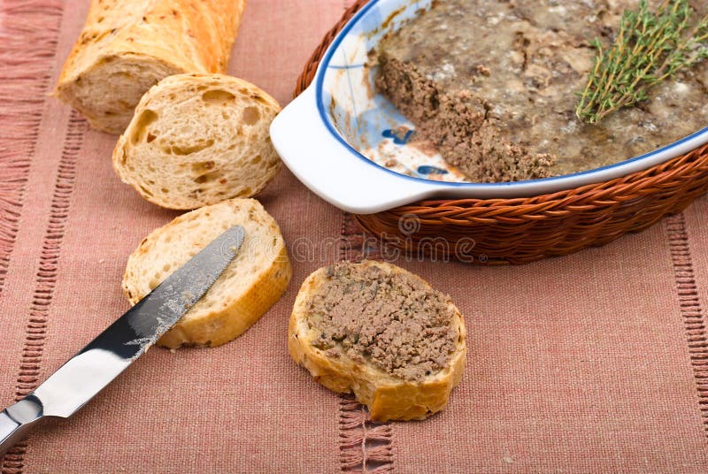 De Pastei Van De Kippenlever Op Brood Stock Foto - Image of voorgerecht ...