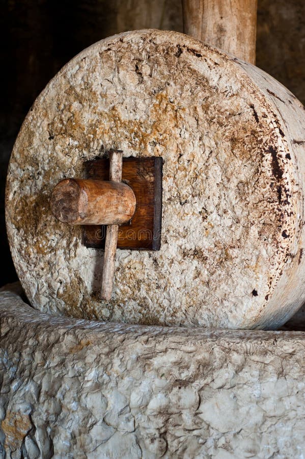 Molensteen en olijfpers stock foto. Image of historisch - 19530788