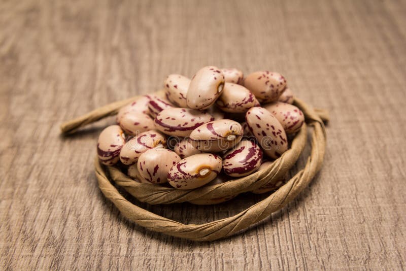 De Peulvrucht Van De Suikerboon Sluit Omhoog Van Korrels Over Witte ...