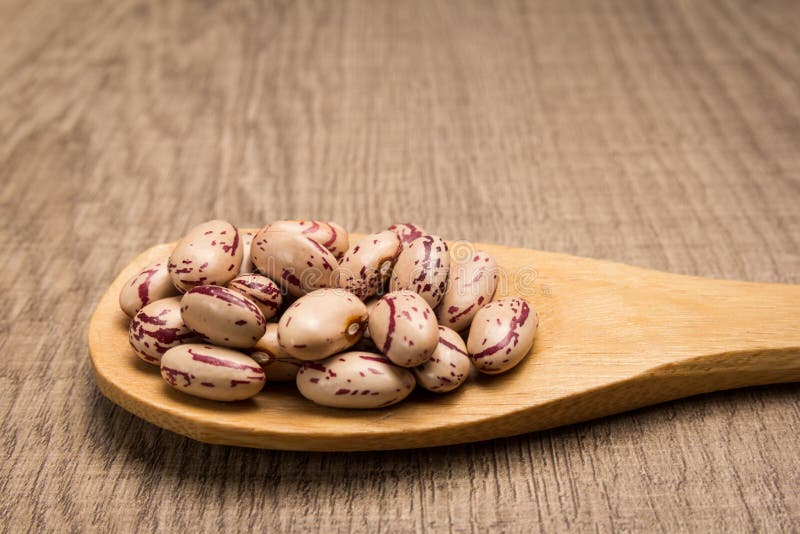 De Peulvrucht Van De Suikerboon Korrels in Houten Lepel Rustic Stock ...