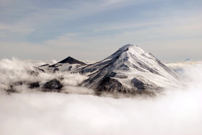 De Piek Van Bergen Boven Wolken Stock Foto - Image of landschap ...