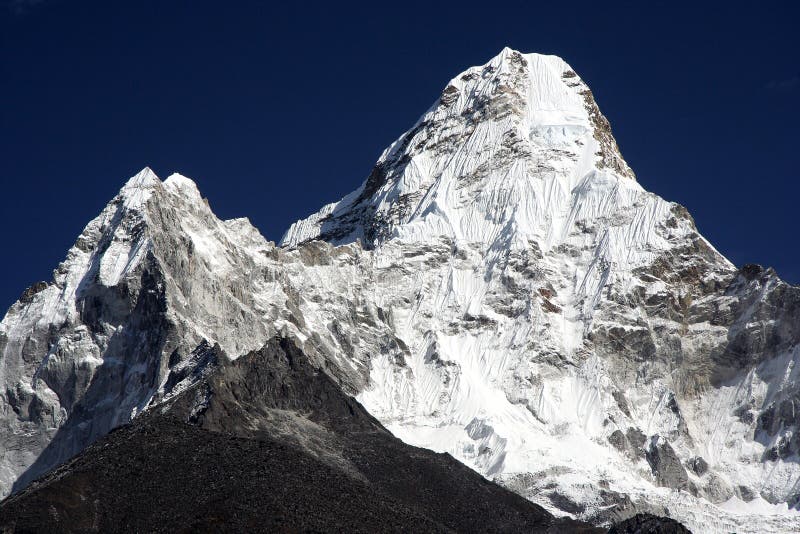 Ama Dablam piek stock foto. Image of koude, avontuur - 13467568