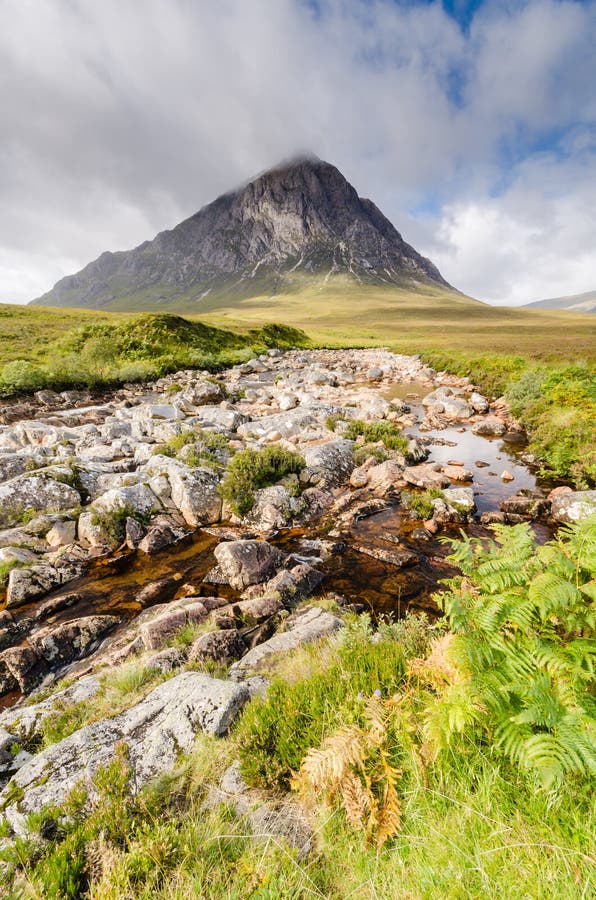 De Piek Van Stob Dearg Van Buachaille Etive Mor Bij De Ingang Aan Glen ...