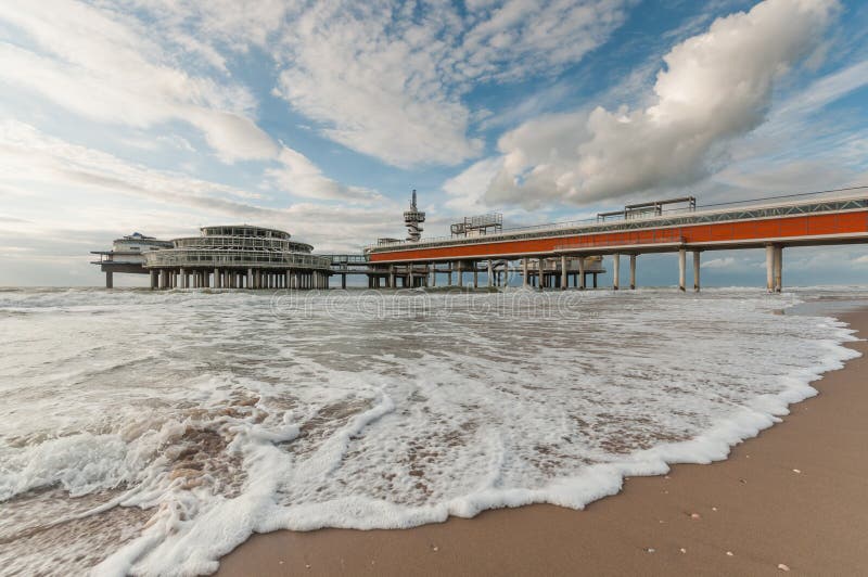De Pijler van Scheveningen stock afbeelding. Image of hemel - 43601589