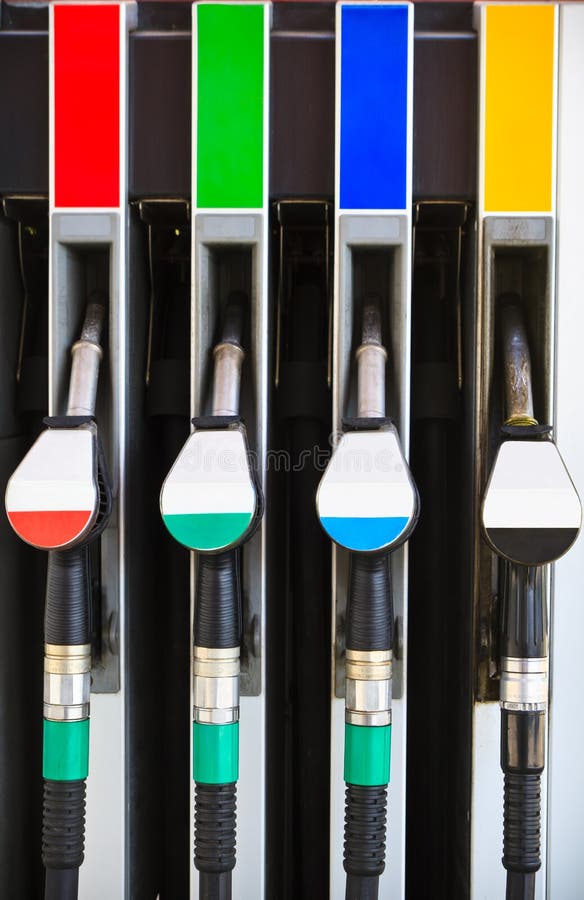 Benzinepompmondstukken Bij Het Benzinestation Stock Foto - Image of ...