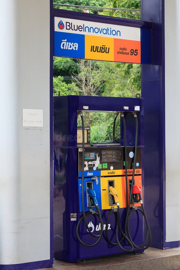 De Pijpen Van De Benzinepomp In Een Benzinestation Stock Foto ...