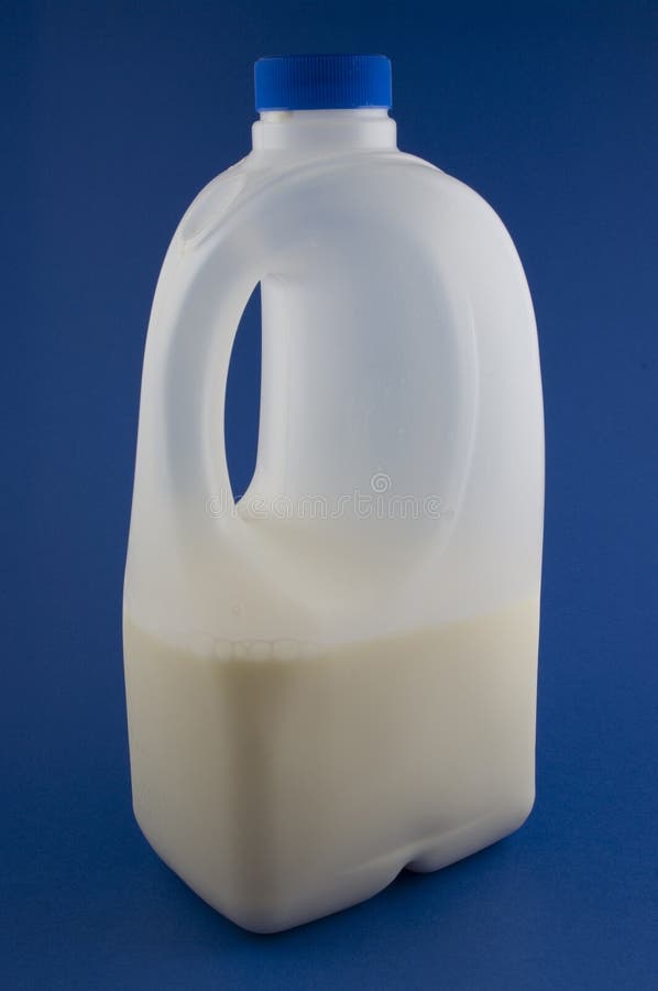 De Plastic Fles Van De Melk 2 Liter Stock Afbeelding - Image of drank ...