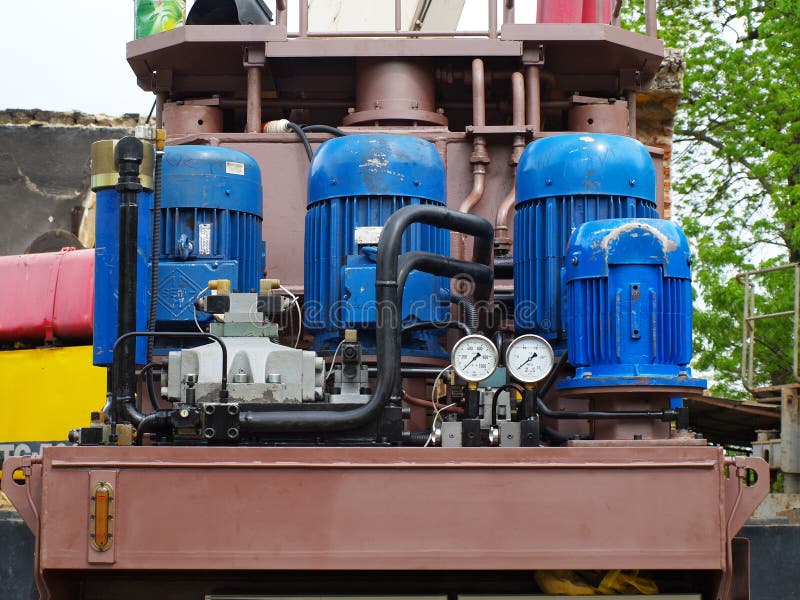 De pomp van de olie stock afbeelding. Image of pomp, raffinaderij - 5926139