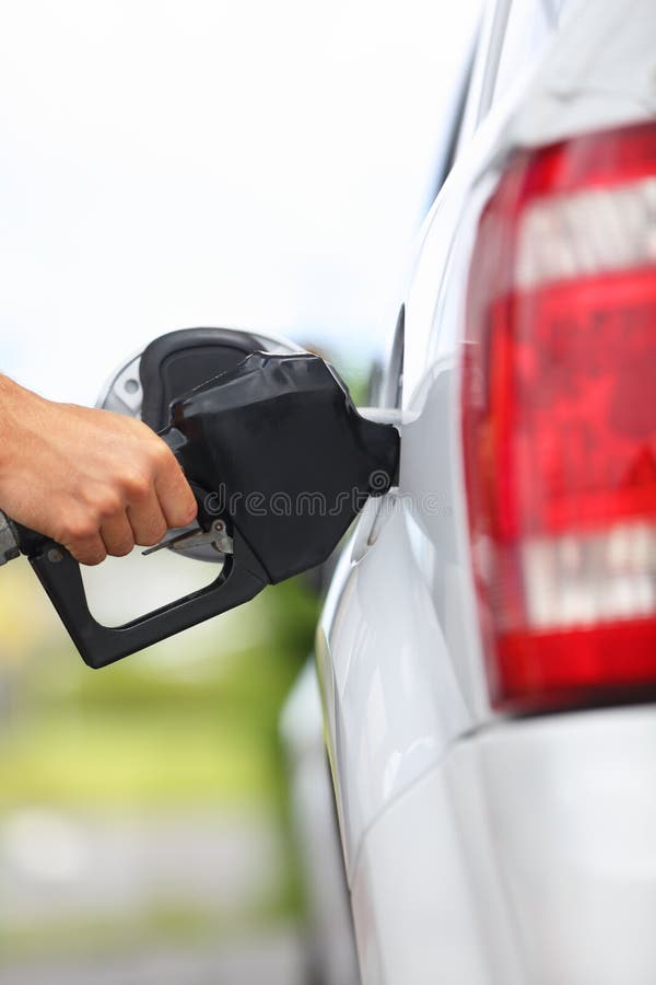De Pomp Van Het Benzinestation - Het Vullen Benzine in Auto Stock Foto ...