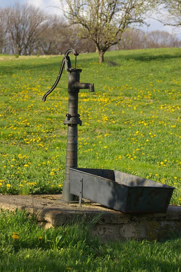 Ouderwetse Waterpomp in Een Dorp Stock Afbeelding - Image of bron, pomp ...
