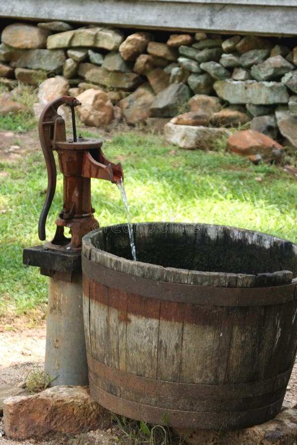 Ouderwetse Waterpomp in Een Dorp Stock Afbeelding - Image of bron, pomp ...