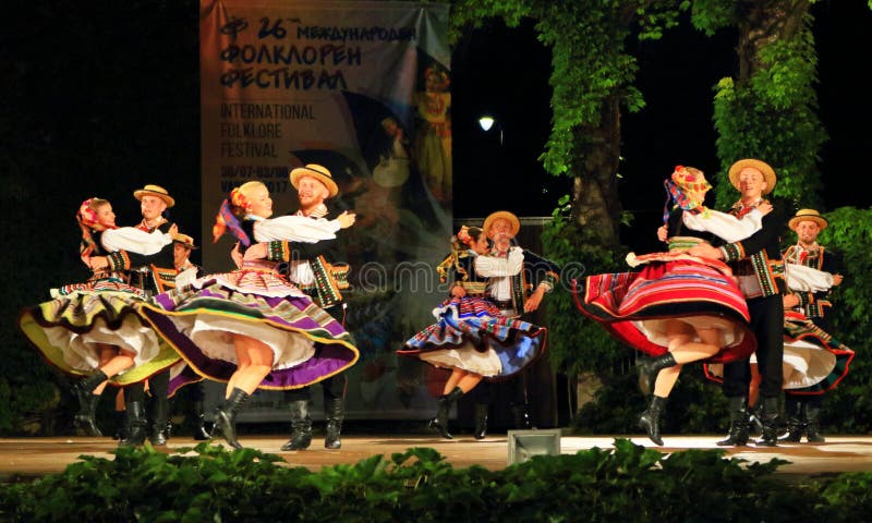 De Poolse Traditionele Prestaties Van Het Dansstadium Redactionele ...