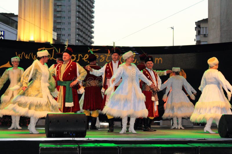 De Poolse Traditionele Prestaties Van Het Dansstadium Redactionele ...