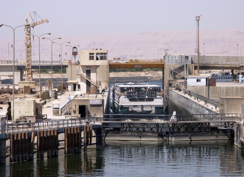 Sluispoort En -waterkering Onder Water Door Overstromingen Stock ...