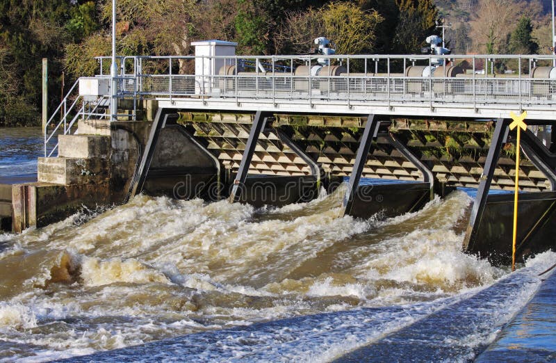 De Poort Van De Sluis Op De Rivier Theems Stock Afbeelding - Image of ...