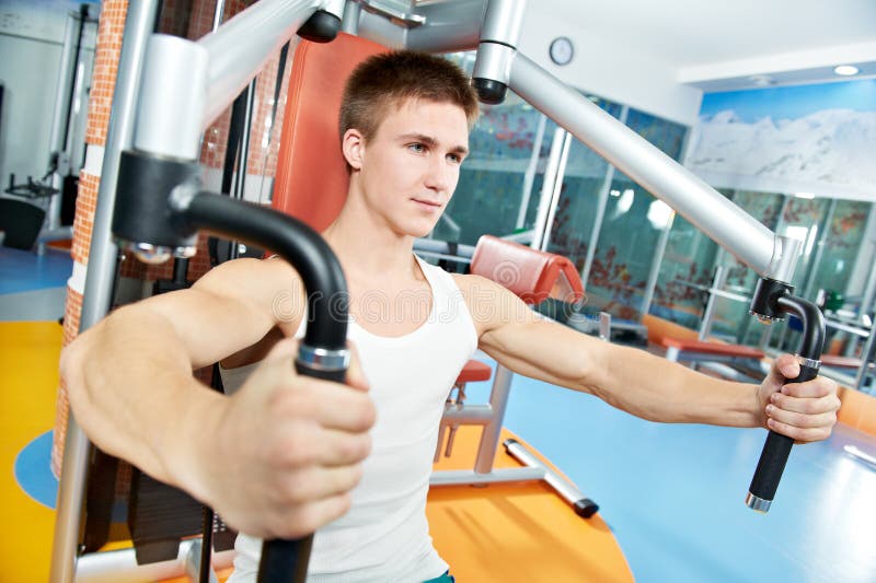 De Positieve Mens Bij Borst Oefent Machine Uit Stock Foto - Image of ...