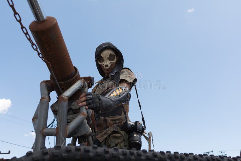 Post-apocalyptische Overlevingsvrachtwagen Redactionele Afbeelding ...