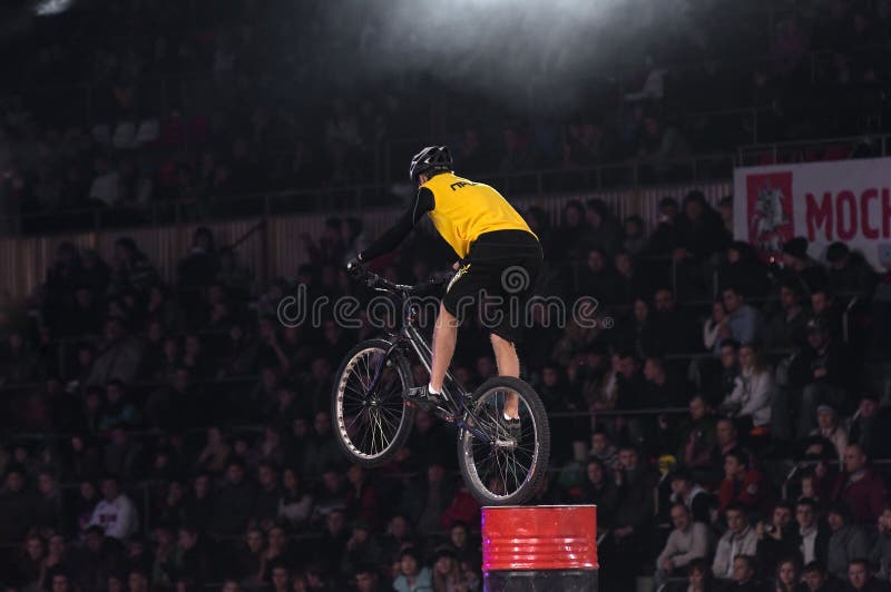 De proef van de fiets redactionele foto. Image of persoon - 23365556