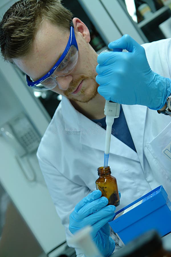 Wetenschapper En Professor Experimenteert Stock Foto - Image of ...