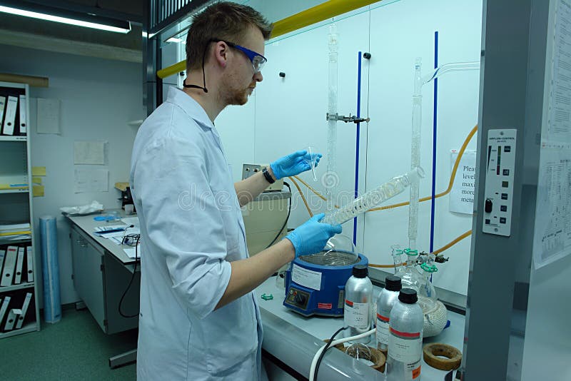 Wetenschapper En Professor Experimenteert Stock Foto - Image of ...