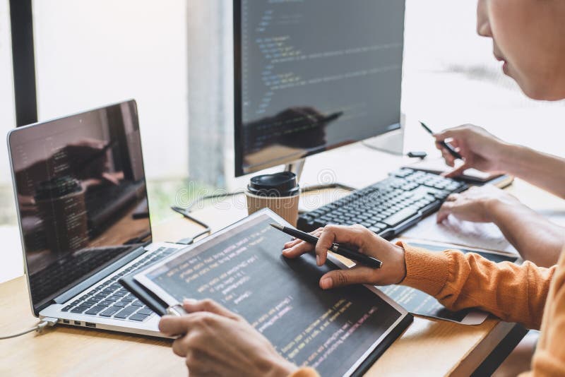 De Programmeurs Die Bij Het Ontwikkelen Van Programmering En Website ...