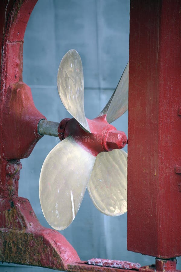 De Bladenclose-up Hull Tug Ship Van De Messingspropeller Stock Foto ...