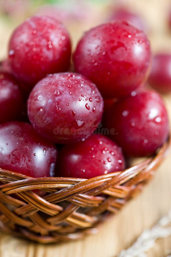 Rode pruim stock afbeelding. Image of sappig, voedsel - 25865657