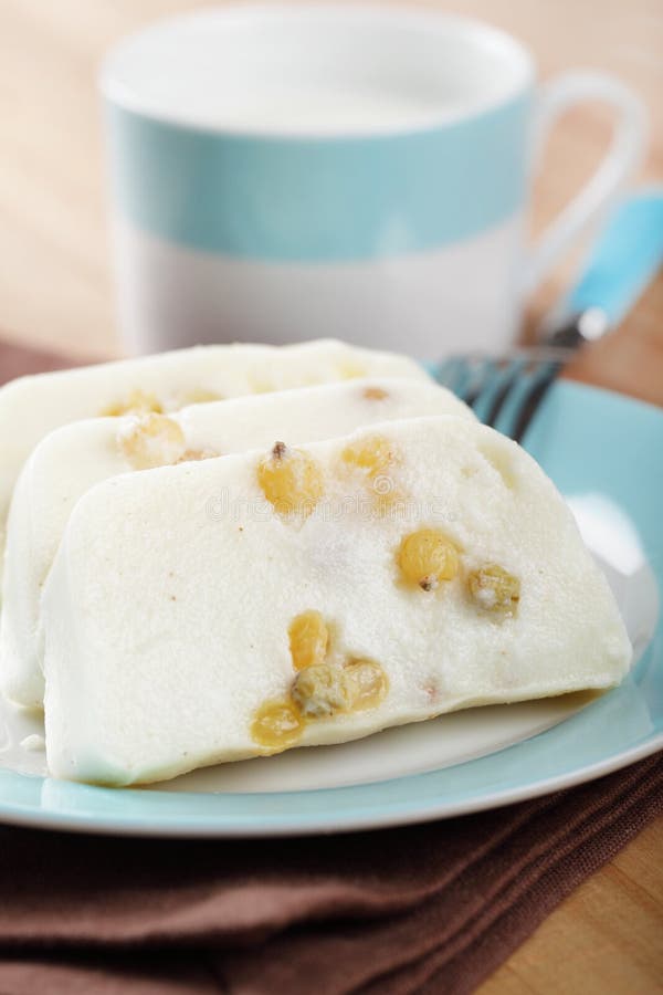 De Pudding Van Het Griesmeel Met Rozijnen Stock Foto - Image of zoet ...