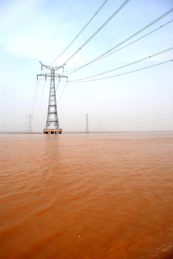 De Pyloon in De Gele Rivier Stock Afbeelding - Image of geel, lijnen ...