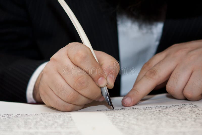 De Rabijn Schrijft Brief in De Torah-rol Stock Afbeelding - Image of ...