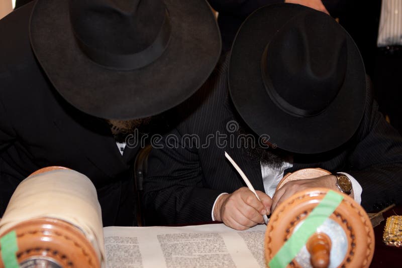 De Rabijn Schrijft Brief in De Torah-rol Stock Afbeelding - Image of ...