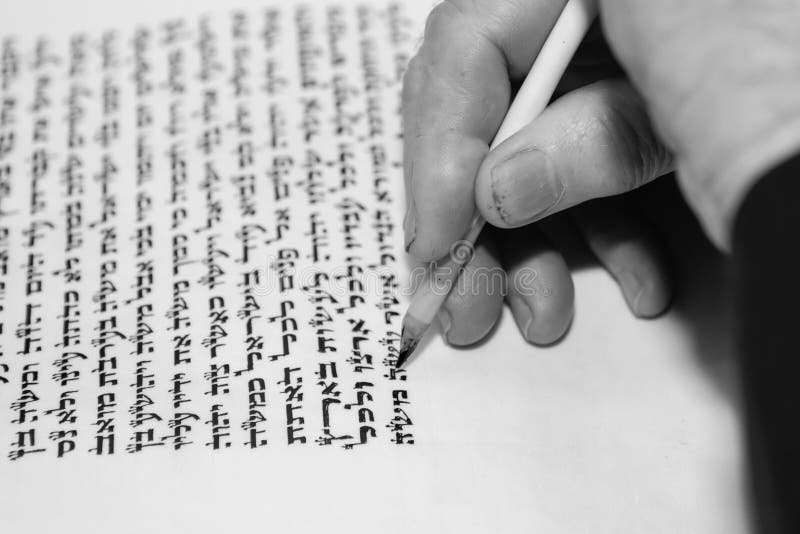De Rabijn Schrijft Brief in De Torah-rol Stock Afbeelding - Image of ...