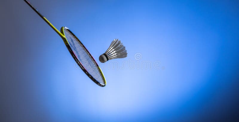 De Racket En De Shuttle Van Het Badminton Stock Afbeelding - Image of ...