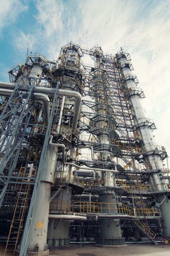 Olieverfijnerij stock foto. Image of pijpen, fabriek - 11506288