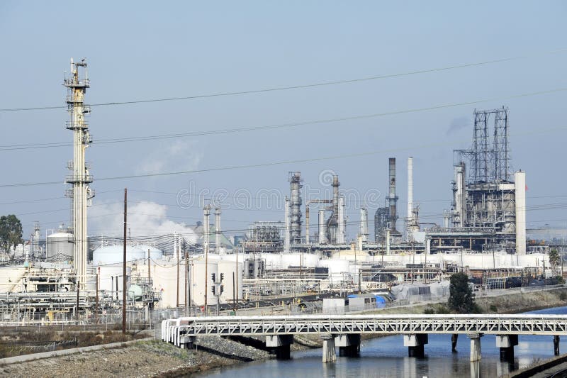 De Raffinaderij Van De Olie Stock Foto - Image of complex, brandstof ...