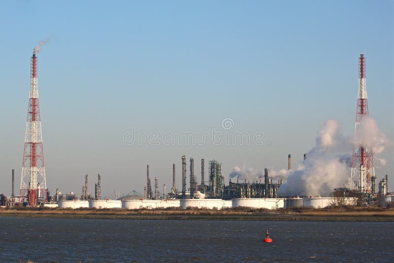 De Raffinaderij Van De Olie Stock Afbeelding - Image of zaken, globaal ...