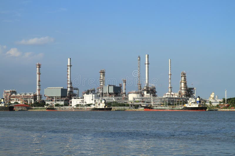 De Raffinaderij Van De Olie Stock Foto - Image of blauw, structuur ...
