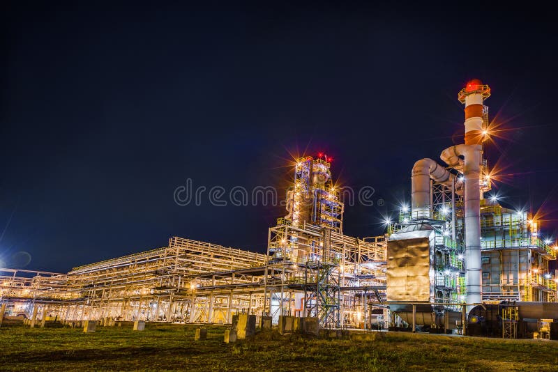 De Raffinaderij Van De Olie Bij Nacht Stock Foto - Image of energie ...
