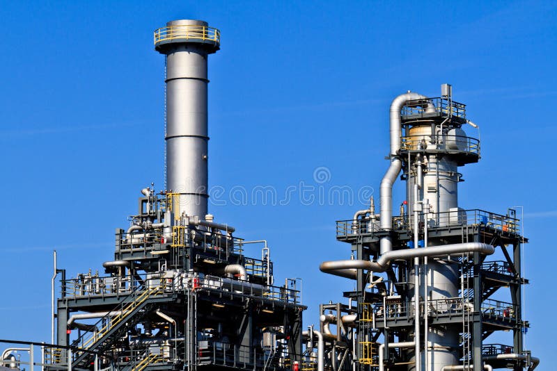 De Raffinaderij Van De Olie (blauwe Hemel) Stock Afbeelding - Image of ...