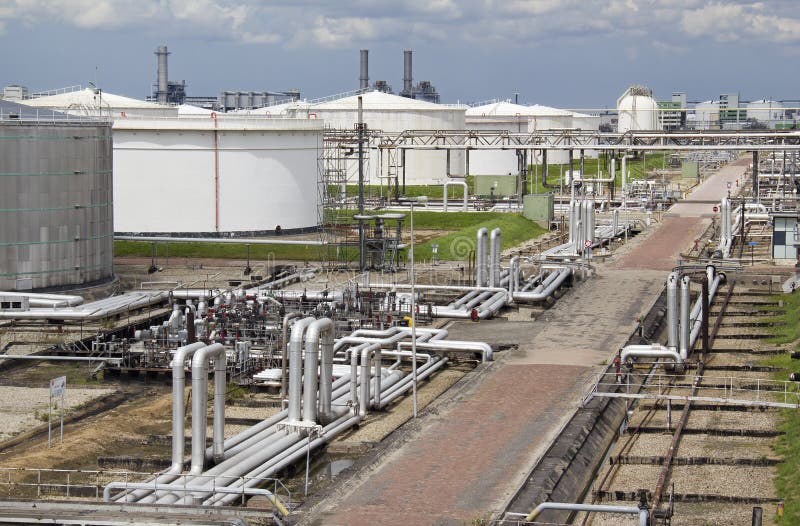 De Raffinaderij Van De Olie En Silo's Stock Foto - Image of pijpen ...
