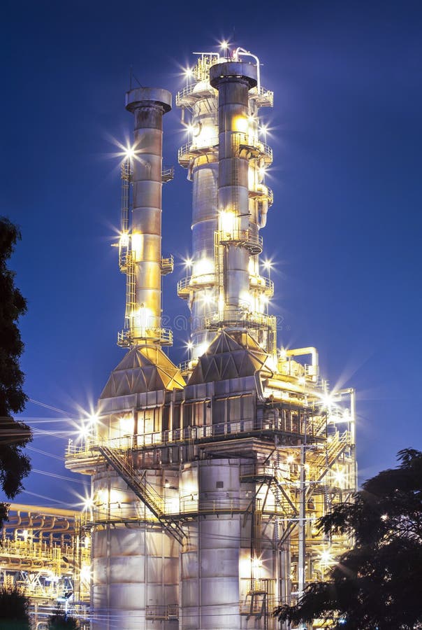 De Raffinaderijinstallatie Van De Olie Stock Foto - Image of chemisch ...