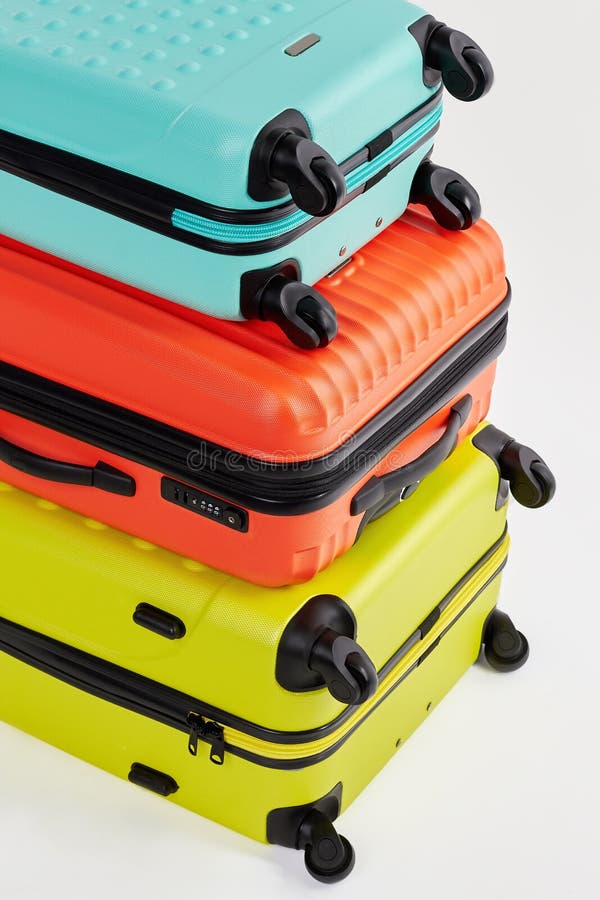 Nieuwe Koffers Verschillende Kleuren Stock Foto - Afbeelding bestaande ...