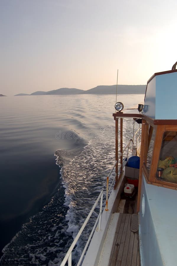 De Reeks Van De Visserij - Vissersboot Het Terugkeren Stock Foto ...