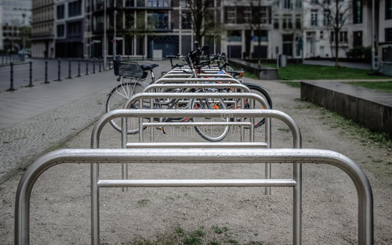 De Rekken Van Het Fietsparkeren Stock Afbeelding - Afbeelding bestaande ...