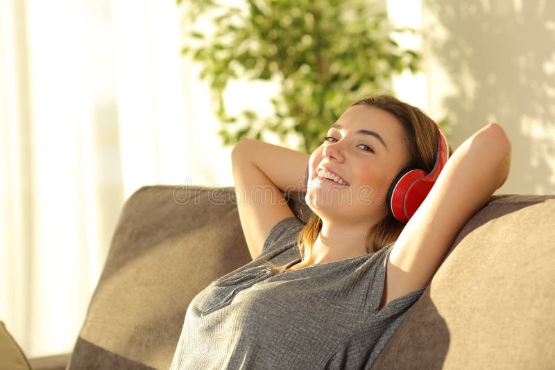 De Relajación Y Que Escucha Música Adolescente En Casa Imagen De